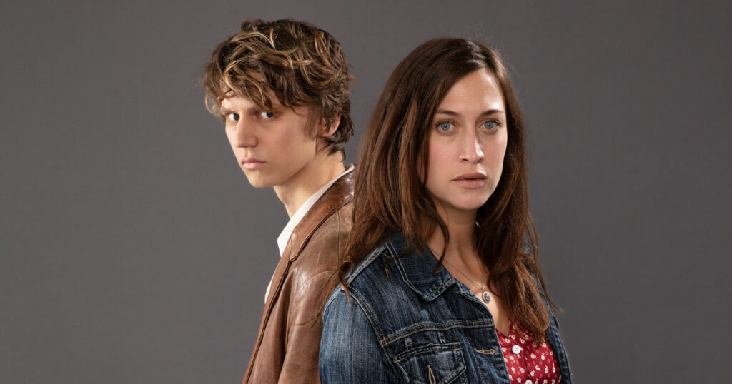 Julia Ragnarsson och Erik Enge i serien Slutet på sommaren